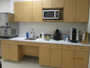 When can a sink be allowed to have a parallel approach? Abadi Access