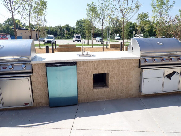 When can a sink be allowed to have a parallel approach? Abadi Access