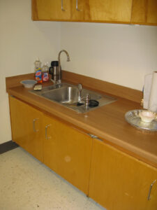 When can a sink be allowed to have a parallel approach? Abadi Access